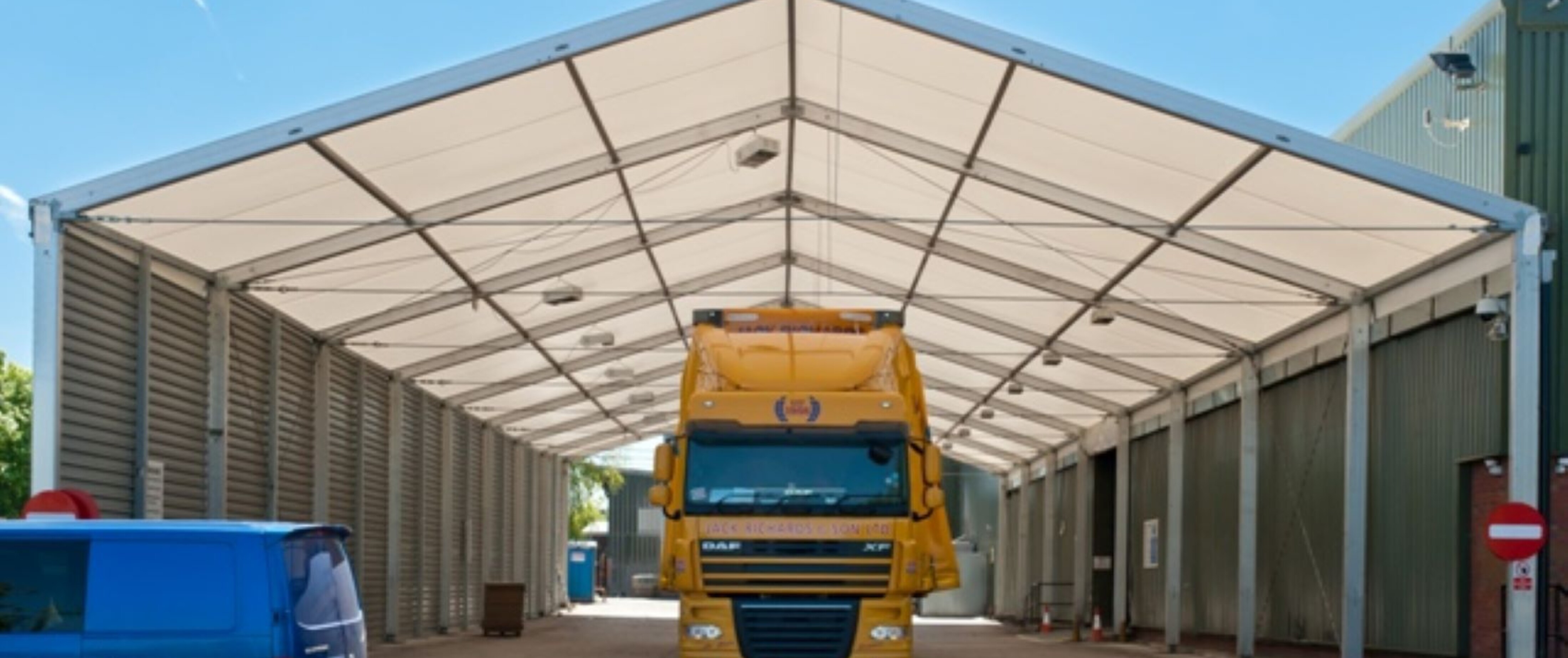 What are the benefits of using a temporary loading bay? | Aganto